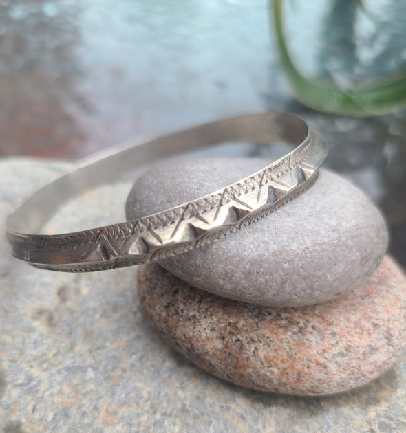 Moroccan vintage high grade silver bangle notched 1 – Karger.